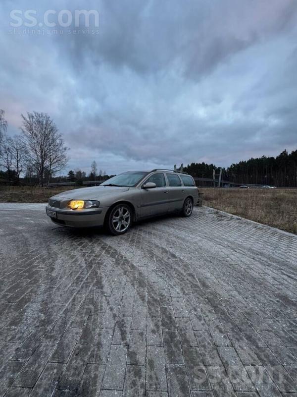 Yellow Volvo V70 2001 in Riga, with an engine capacity of 2.40 L and mileage of 297 thousand km for 800 €, photo 2 on AUTOMOTO.COM.LV