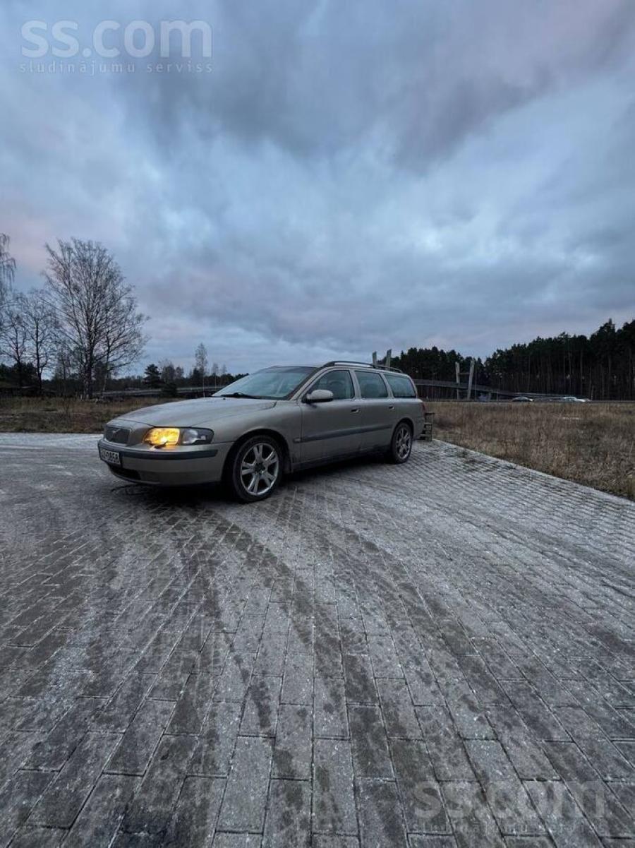 Dzeltens Volvo V70 2001 Rīga, ar dzinēja tilpumu 2.40 L un nobraukumu 297 tūkst. km par 800 €, foto 2 vietnē AUTOMOTO.COM.LV