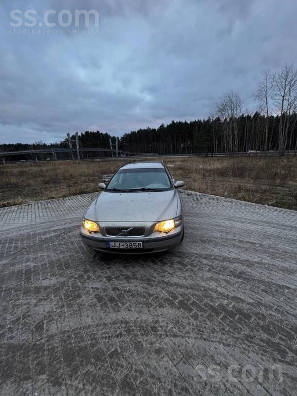 Yellow Volvo V70 2001 in Riga, with an engine capacity of 2.40 L and mileage of 297 thousand km for 800 €, photo 3 on AUTOMOTO.COM.LV