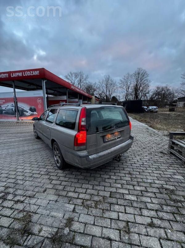 Yellow Volvo V70 2001 in Riga, with an engine capacity of 2.40 L and mileage of 297 thousand km for 800 €, photo 4 on AUTOMOTO.COM.LV