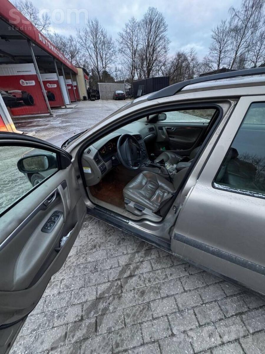 Dzeltens Volvo V70 2001 Rīga, ar dzinēja tilpumu 2.40 L un nobraukumu 297 tūkst. km par 800 €, foto 6 vietnē AUTOMOTO.COM.LV