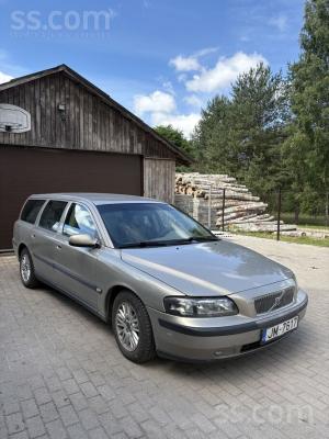 Желтый Вольво В70 2002 в Рига, объемом двигателя 2.40 л и пробегом 325 тыс. км за 1450 €, фото  на AUTOMOTO.COM.LV