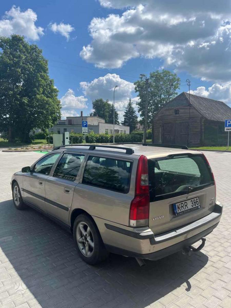 Yellow Volvo V70 2003 in Rokiskis, with an engine capacity of 2.40 L and mileage of 360 thousand km for 1100 €, photo 5 on AUTOMOTO.COM.LV