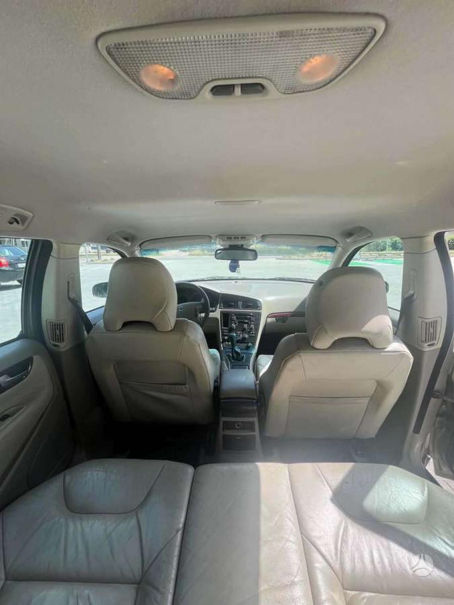 Yellow Volvo V70 2003 in Rokiskis, with an engine capacity of 2.40 L and mileage of 360 thousand km for 1100 €, photo 8 on AUTOMOTO.COM.LV