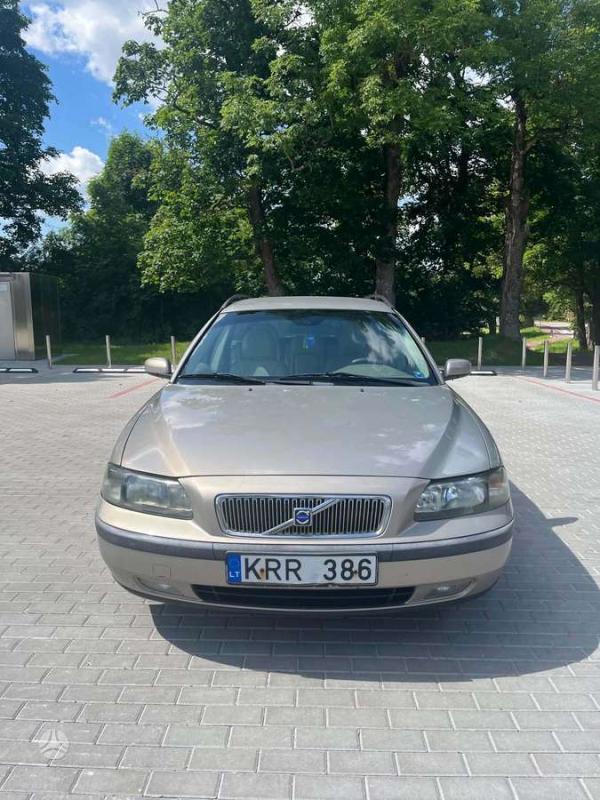 Yellow Volvo V70 2003 in Rokiskis, with an engine capacity of 2.40 L and mileage of 360 thousand km for 1100 €, photo 9 on AUTOMOTO.COM.LV