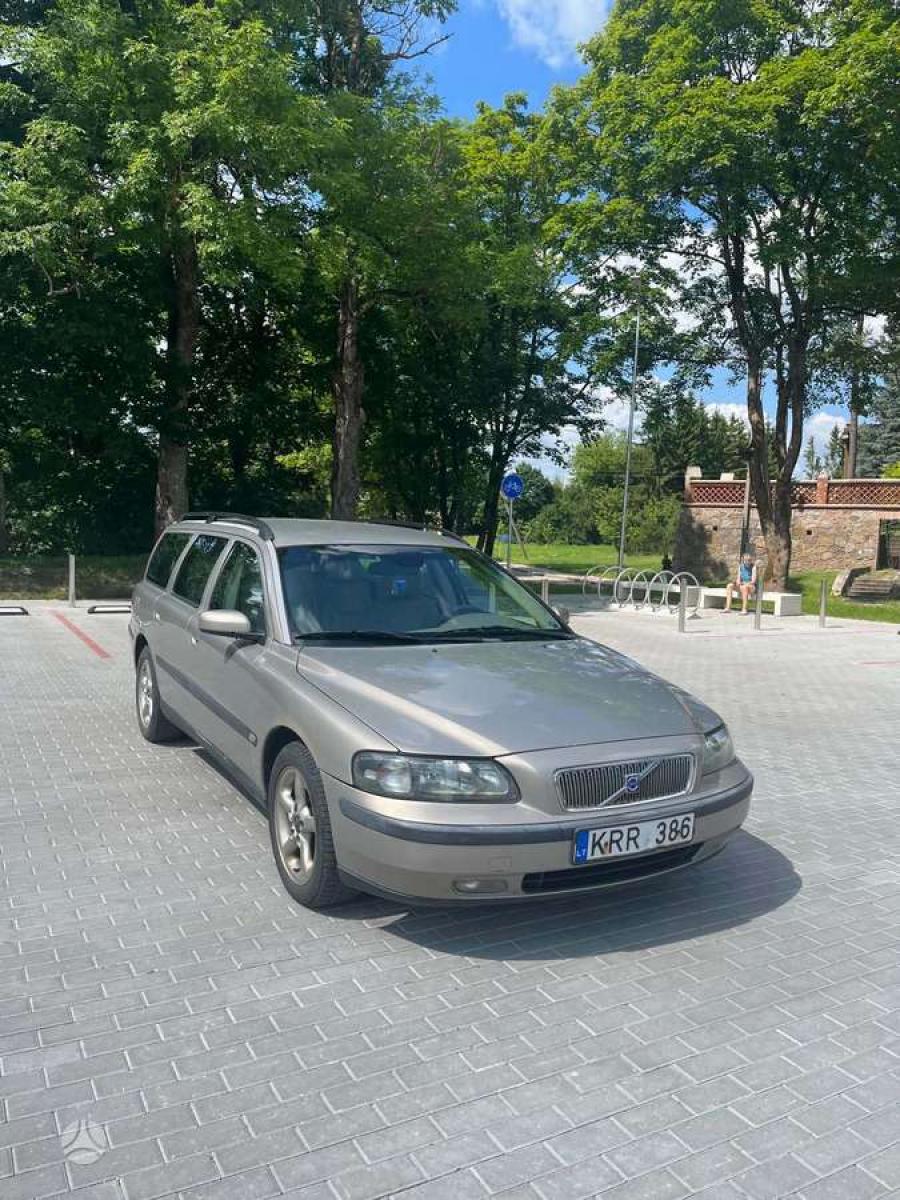 Yellow Volvo V70 2003 in Rokiskis, with an engine capacity of 2.40 L and mileage of 360 thousand km for 1100 €, photo 13 on AUTOMOTO.COM.LV