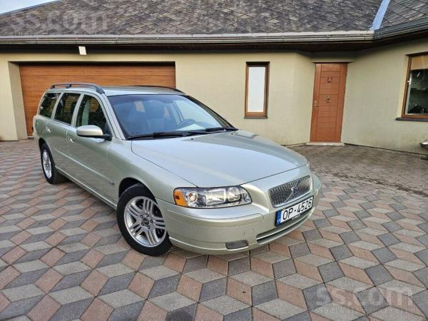 Yellow Volvo V70 2005 in Talsi, with an engine capacity of 2.40 L and mileage of 284 thousand km for 3999 €, photo 1 on AUTOMOTO.COM.LV