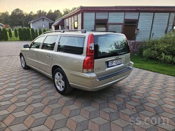 Yellow Volvo V70 2005 in Talsi, with an engine capacity of 2.40 L and mileage of 284 thousand km for 3999 €, photo 3 on AUTOMOTO.COM.LV