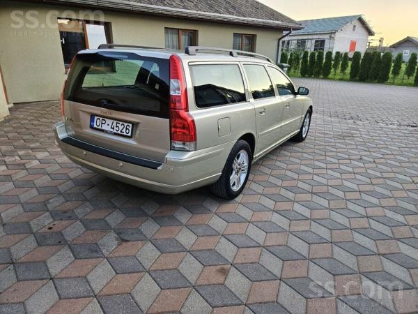 Yellow Volvo V70 2005 in Talsi, with an engine capacity of 2.40 L and mileage of 284 thousand km for 3999 €, photo 4 on AUTOMOTO.COM.LV