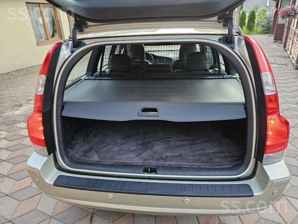 Yellow Volvo V70 2005 in Talsi, with an engine capacity of 2.40 L and mileage of 284 thousand km for 3999 €, photo 9 on AUTOMOTO.COM.LV