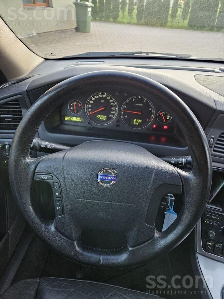 Dzeltens Volvo V70 2005 Talsi, ar dzinēja tilpumu 2.40 L un nobraukumu 284 tūkst. km par 3999 €, foto 24 vietnē AUTOMOTO.COM.LV