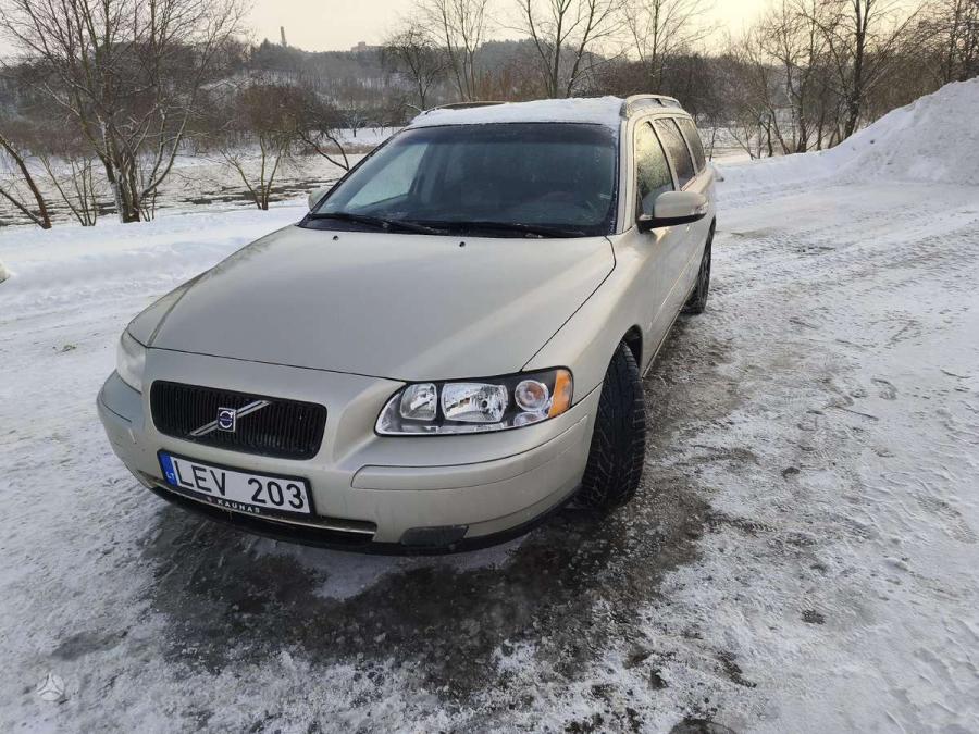 Yellow Volvo V70 2006 in Kaunas, with an engine capacity of 2.40 L and mileage of 470 thousand km for 2500 €, photo 1 on AUTOMOTO.COM.LV