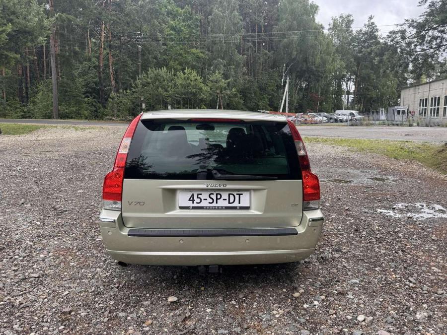 Yellow Volvo V70 2006 in Jonava, with an engine capacity of 2.40 L and mileage of 380 thousand km for 3750 €, photo 7 on AUTOMOTO.COM.LV