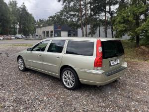 Yellow Volvo V70 2006 in Jonava, with an engine capacity of 2.40 L and mileage of 380 thousand km for 3750 €, photo 8 on AUTOMOTO.COM.LV