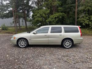 Yellow Volvo V70 2006 in Jonava, with an engine capacity of 2.40 L and mileage of 380 thousand km for 3750 €, photo 9 on AUTOMOTO.COM.LV