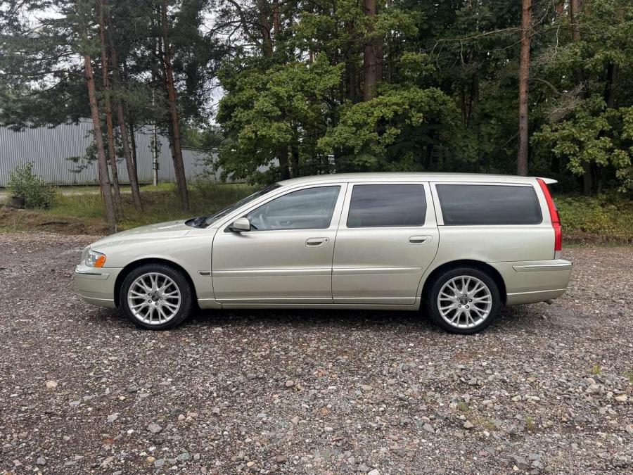 Yellow Volvo V70 2006 in Jonava, with an engine capacity of 2.40 L and mileage of 380 thousand km for 3750 €, photo 9 on AUTOMOTO.COM.LV