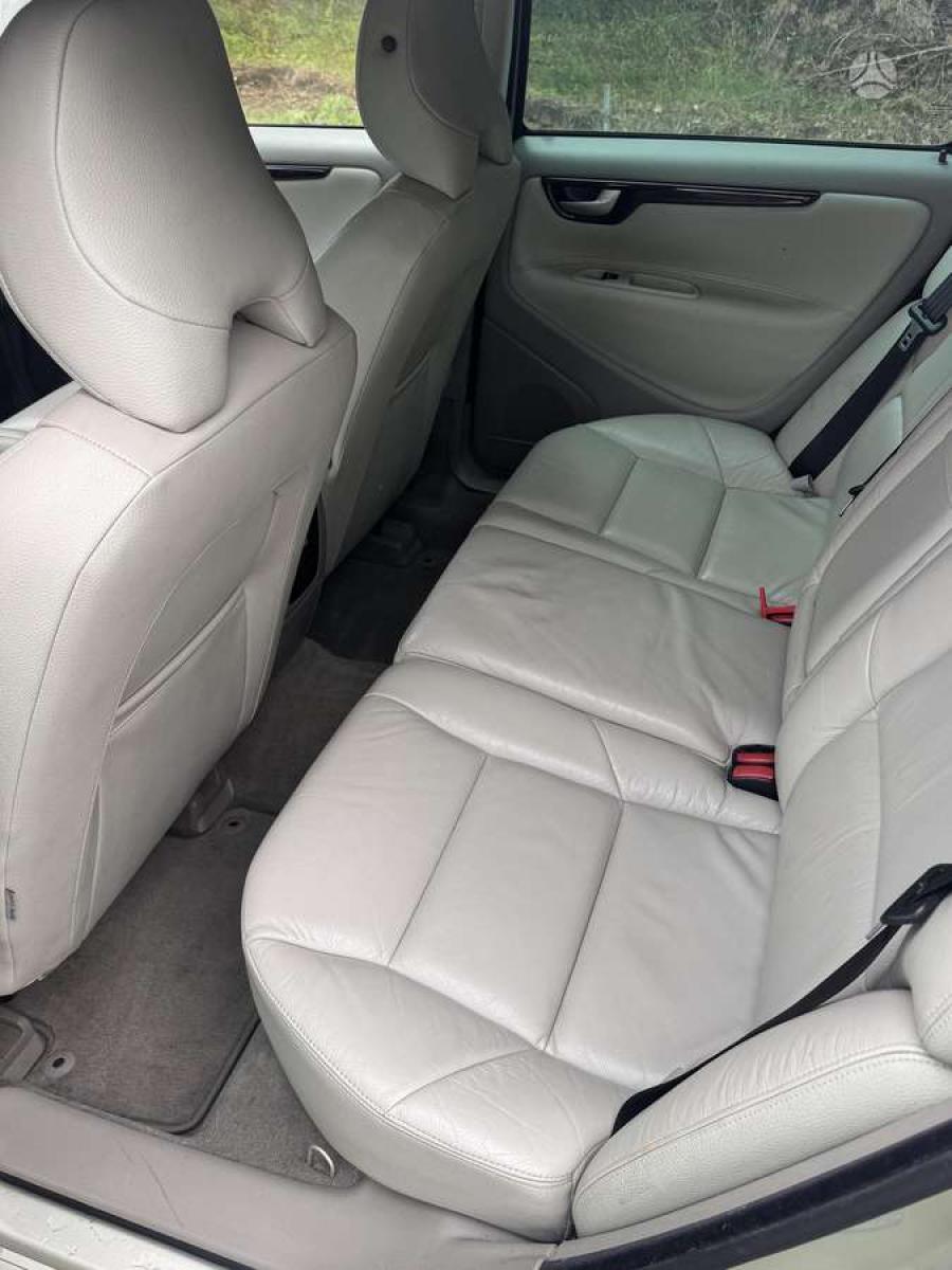 Yellow Volvo V70 2006 in Jonava, with an engine capacity of 2.40 L and mileage of 380 thousand km for 3750 €, photo 10 on AUTOMOTO.COM.LV