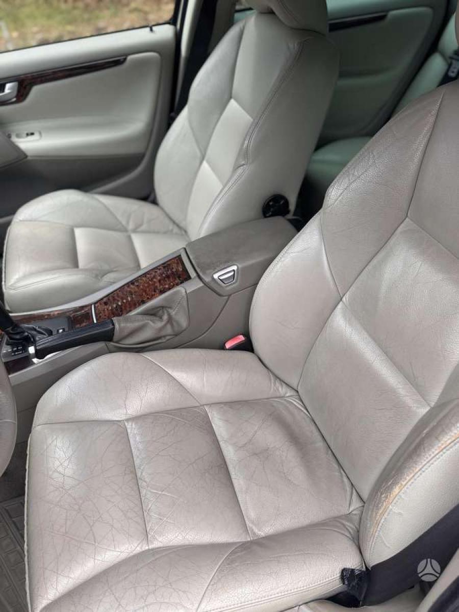 Yellow Volvo V70 2006 in Jonava, with an engine capacity of 2.40 L and mileage of 380 thousand km for 3750 €, photo 12 on AUTOMOTO.COM.LV