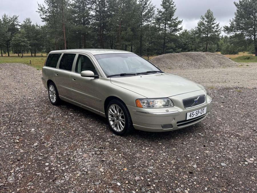 Yellow Volvo V70 2006 in Jonava, with an engine capacity of 2.40 L and mileage of 380 thousand km for 3750 €, photo 22 on AUTOMOTO.COM.LV