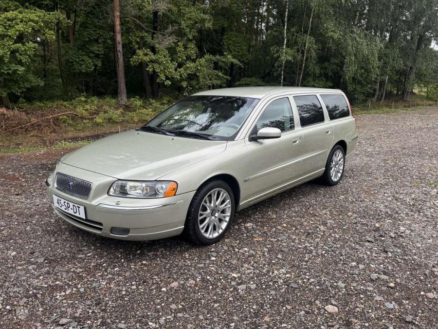 Yellow Volvo V70 2006 in Jonava, with an engine capacity of 2.40 L and mileage of 380 thousand km for 3750 €, photo 24 on AUTOMOTO.COM.LV