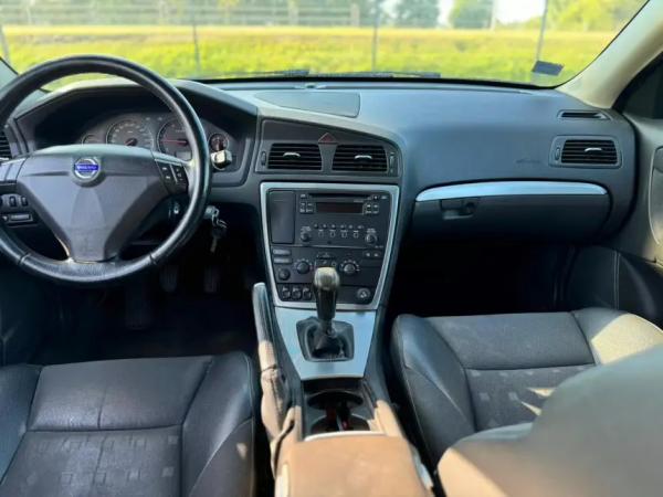 Yellow Volvo V70 2007 in Jelgava, with an engine capacity of 2.40 L and mileage of 316 thousand km for 2200 €, photo 10 on AUTOMOTO.COM.LV