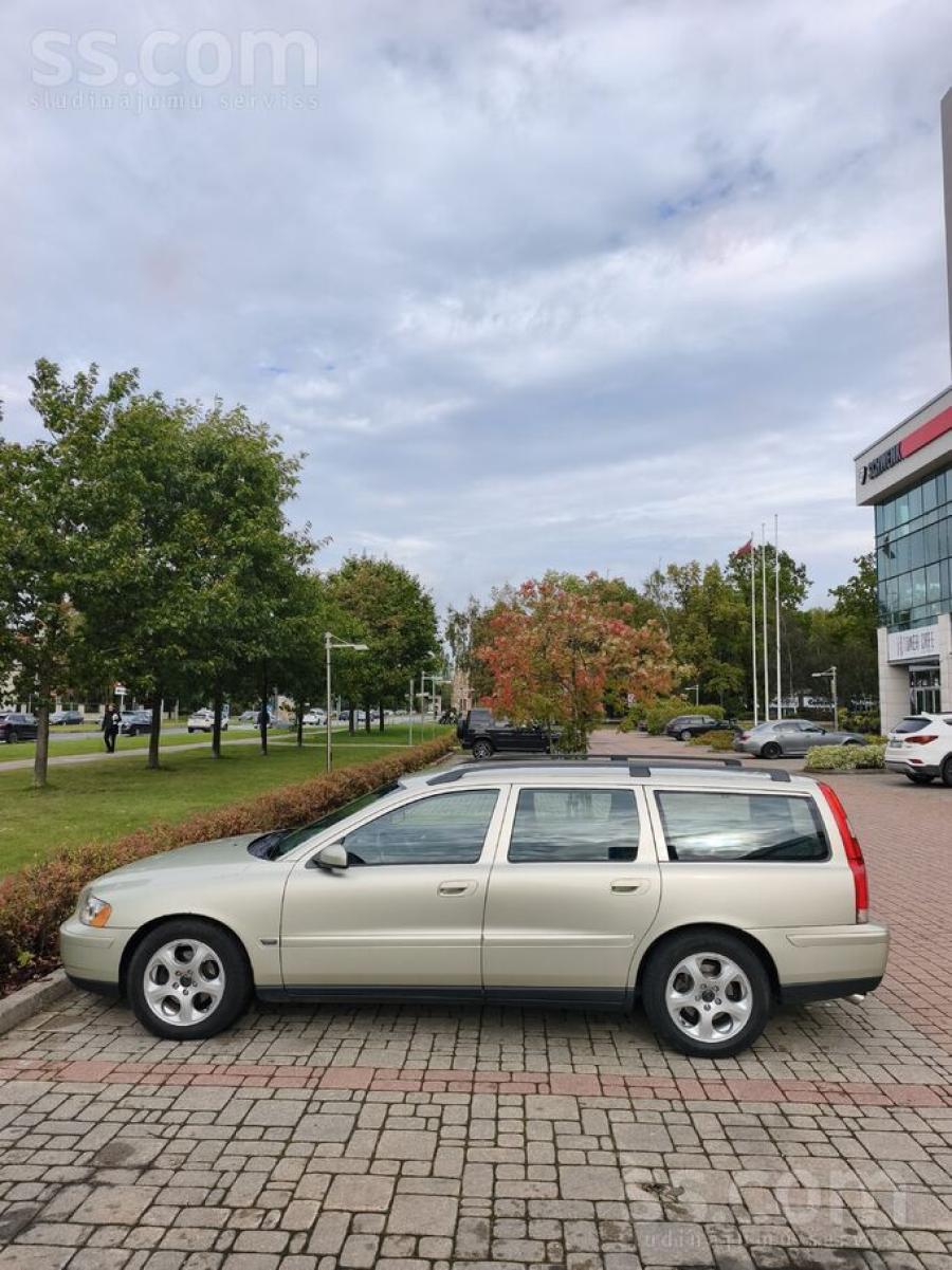 Yellow Volvo V70 2007 in Riga, with an engine capacity of 2.40 L and mileage of 436 thousand km for 2190 €, photo 6 on AUTOMOTO.COM.LV