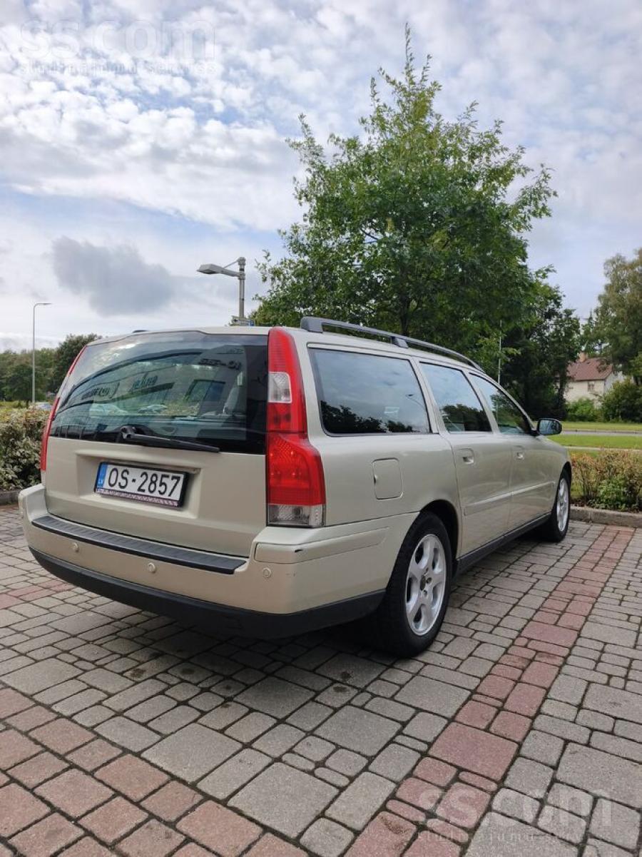 Yellow Volvo V70 2007 in Riga, with an engine capacity of 2.40 L and mileage of 436 thousand km for 2190 €, photo 7 on AUTOMOTO.COM.LV