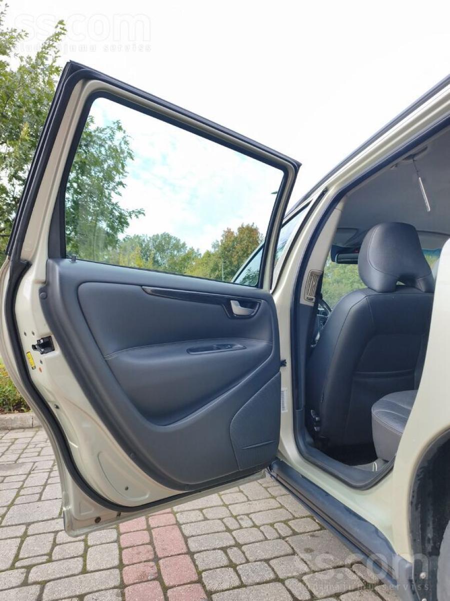 Yellow Volvo V70 2007 in Riga, with an engine capacity of 2.40 L and mileage of 436 thousand km for 2190 €, photo 11 on AUTOMOTO.COM.LV