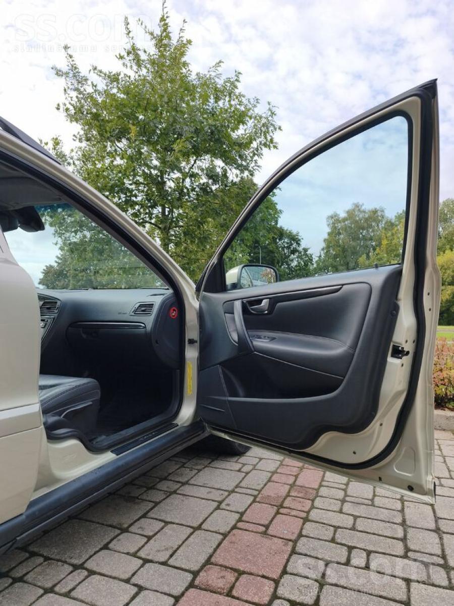 Yellow Volvo V70 2007 in Riga, with an engine capacity of 2.40 L and mileage of 436 thousand km for 2190 €, photo 12 on AUTOMOTO.COM.LV