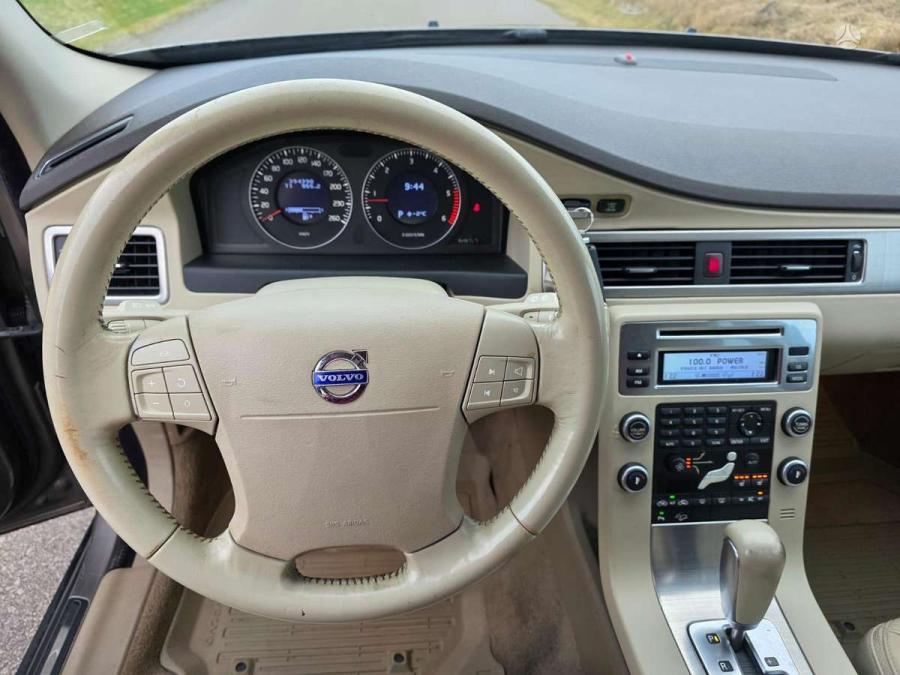 Yellow Volvo V70 2008 in Telschi, with an engine capacity of 2.40 L and mileage of 384 thousand km for 5900 €, photo 23 on AUTOMOTO.COM.LV