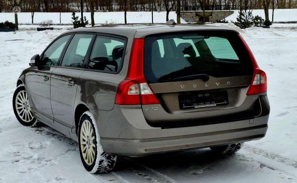 Dzeltens Volvo V70 2008 Alīta, ar dzinēja tilpumu 2.40 L un nobraukumu 274 tūkst. km par 3650 €, foto 3 vietnē AUTOMOTO.COM.LV