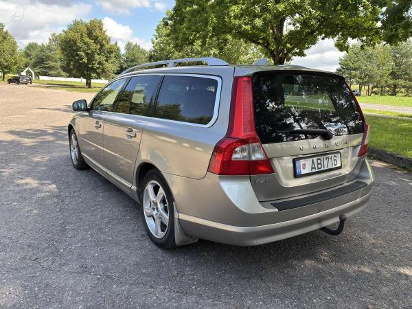 Dzeltens Volvo V70 2008 Utena, ar dzinēja tilpumu 2.40 L un nobraukumu 377 tūkst. km par 2800 €, foto 4 vietnē AUTOMOTO.COM.LV