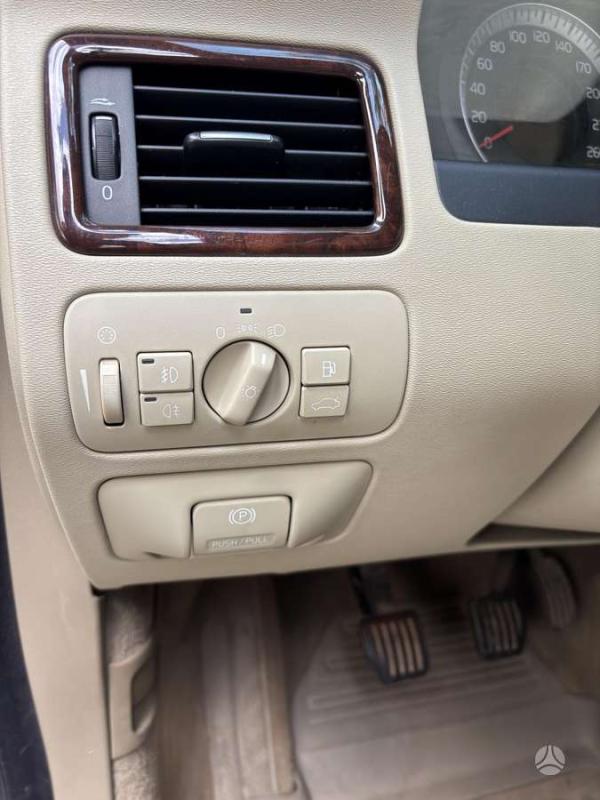 Dzeltens Volvo V70 2008 Utena, ar dzinēja tilpumu 2.40 L un nobraukumu 377 tūkst. km par 2800 €, foto 10 vietnē AUTOMOTO.COM.LV