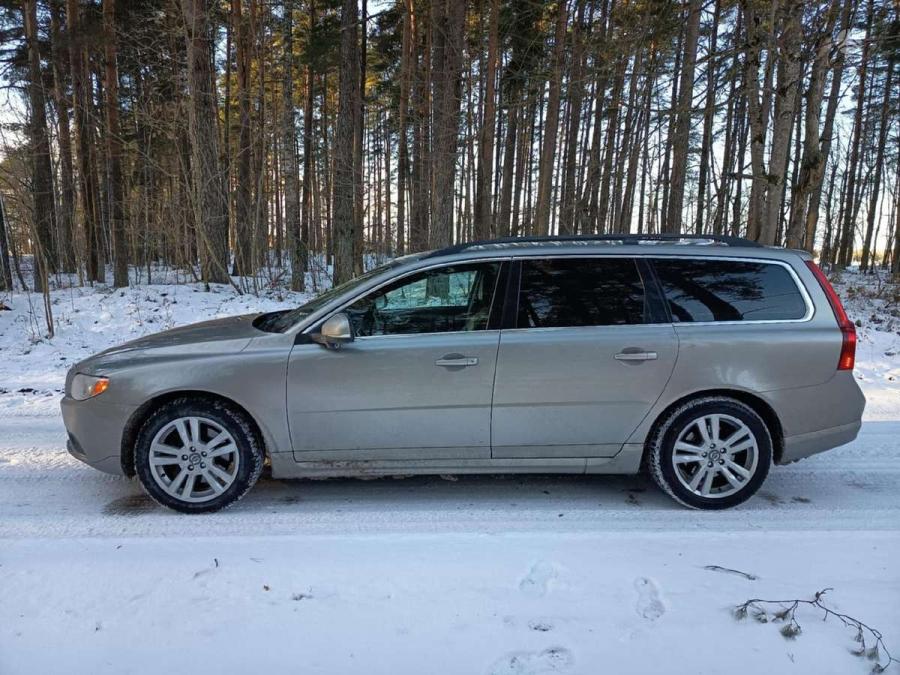 Yellow Volvo V70 2011 in Silute, with an engine capacity of 2.00 L and mileage of 306 thousand km for 6400 €, photo 4 on AUTOMOTO.COM.LV