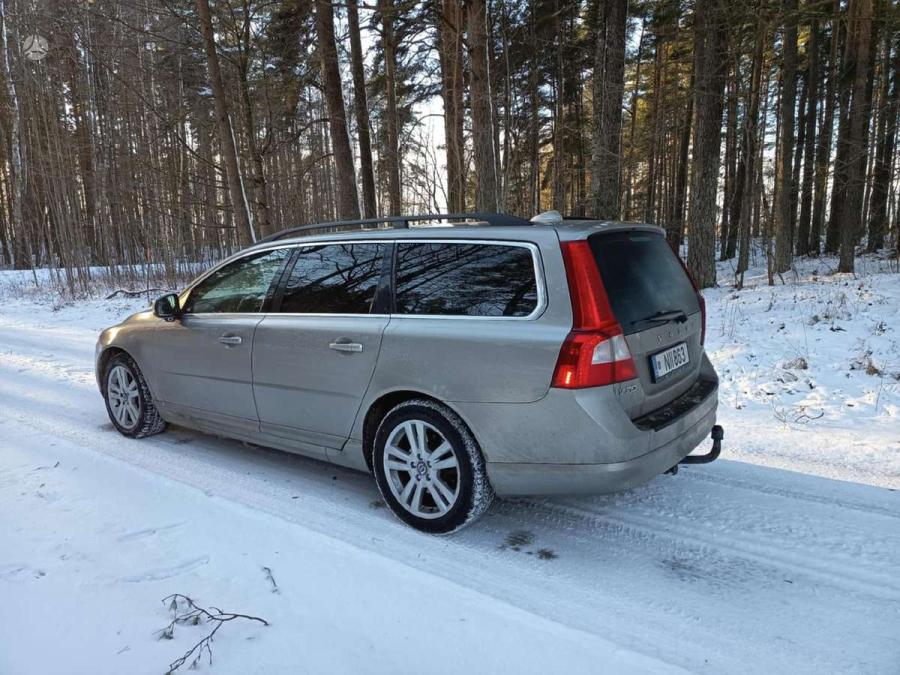 Yellow Volvo V70 2011 in Silute, with an engine capacity of 2.00 L and mileage of 306 thousand km for 6400 €, photo 5 on AUTOMOTO.COM.LV
