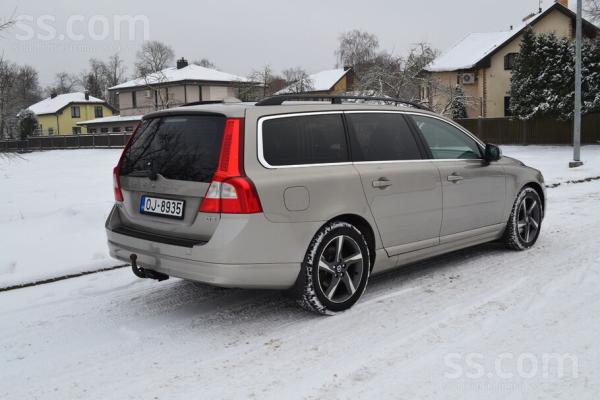Yellow Volvo V70 2013 in Riga, with an engine capacity of 2.00 L and mileage of 263 thousand km for 6550 €, photo 2 on AUTOMOTO.COM.LV