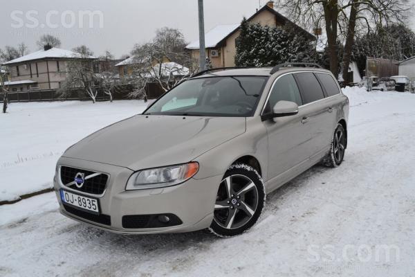 Yellow Volvo V70 2013 in Riga, with an engine capacity of 2.00 L and mileage of 263 thousand km for 6550 €, photo 3 on AUTOMOTO.COM.LV