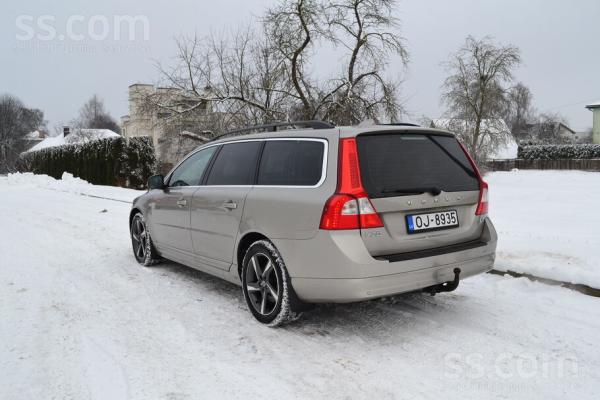 Yellow Volvo V70 2013 in Riga, with an engine capacity of 2.00 L and mileage of 263 thousand km for 6550 €, photo 4 on AUTOMOTO.COM.LV