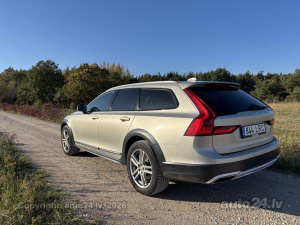 Volvo V90 2018 in Tallinn on AUTOMOTO.COM.LV Beige Volvo V90 2018 in Tallinn, with an engine capacity of 2.00 L and mileage of 320 thousand km for 18000 €, photo 3 on AUTOMOTO.COM.LV