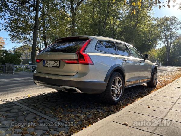 Volvo V90 2018 in Tallinn on AUTOMOTO.COM.LV Beige Volvo V90 2018 in Tallinn, with an engine capacity of 2.00 L and mileage of 320 thousand km for 18000 €, photo 10 on AUTOMOTO.COM.LV