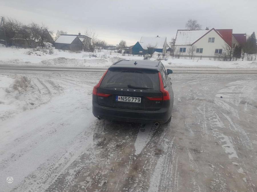 Black Volvo V90 2016 in Vilnius, with an engine capacity of 1.97 L and mileage of 612 thousand km for 10500 €, photo 4 on AUTOMOTO.COM.LV