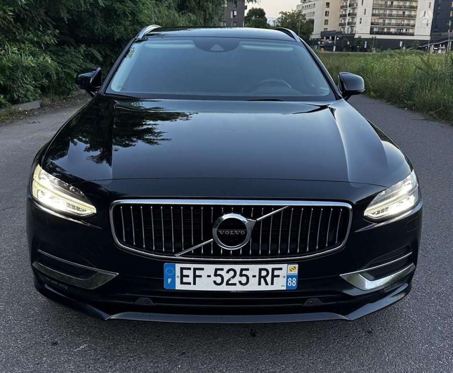 Black Volvo V90 2016 in Vilnius, with an engine capacity of 1.97 L and mileage of 379 thousand km for 10450 €, photo 1 on AUTOMOTO.COM.LV