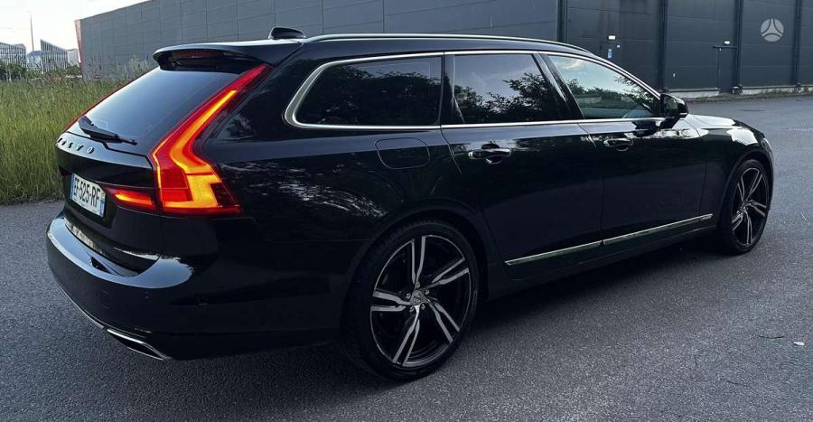 Black Volvo V90 2016 in Vilnius, with an engine capacity of 1.97 L and mileage of 379 thousand km for 10450 €, photo 5 on AUTOMOTO.COM.LV