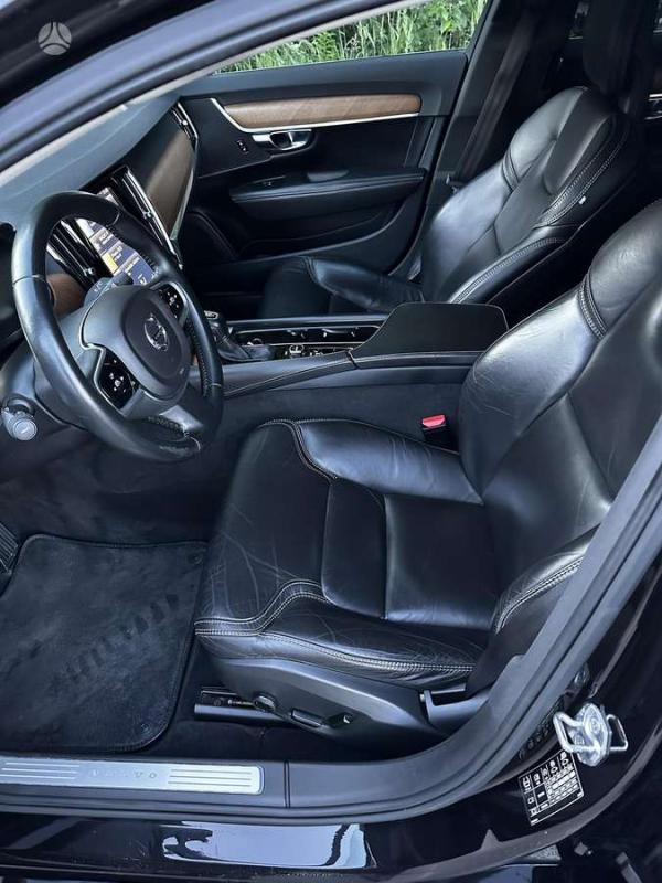 Black Volvo V90 2016 in Vilnius, with an engine capacity of 1.97 L and mileage of 379 thousand km for 10450 €, photo 9 on AUTOMOTO.COM.LV