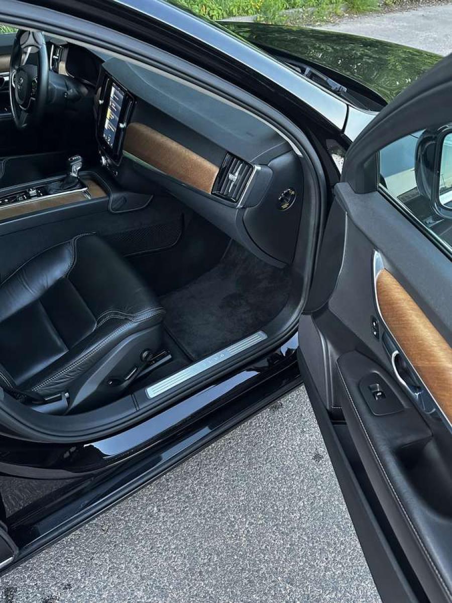 Black Volvo V90 2016 in Vilnius, with an engine capacity of 1.97 L and mileage of 379 thousand km for 10450 €, photo 12 on AUTOMOTO.COM.LV