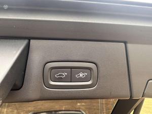 Black Volvo V90 2016 in Vilnius, with an engine capacity of 1.97 L and mileage of 379 thousand km for 10450 €, photo 16 on AUTOMOTO.COM.LV