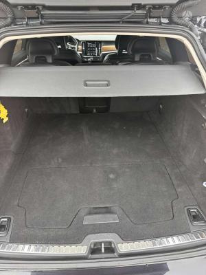 Black Volvo V90 2016 in Vilnius, with an engine capacity of 1.97 L and mileage of 379 thousand km for 10450 €, photo 18 on AUTOMOTO.COM.LV