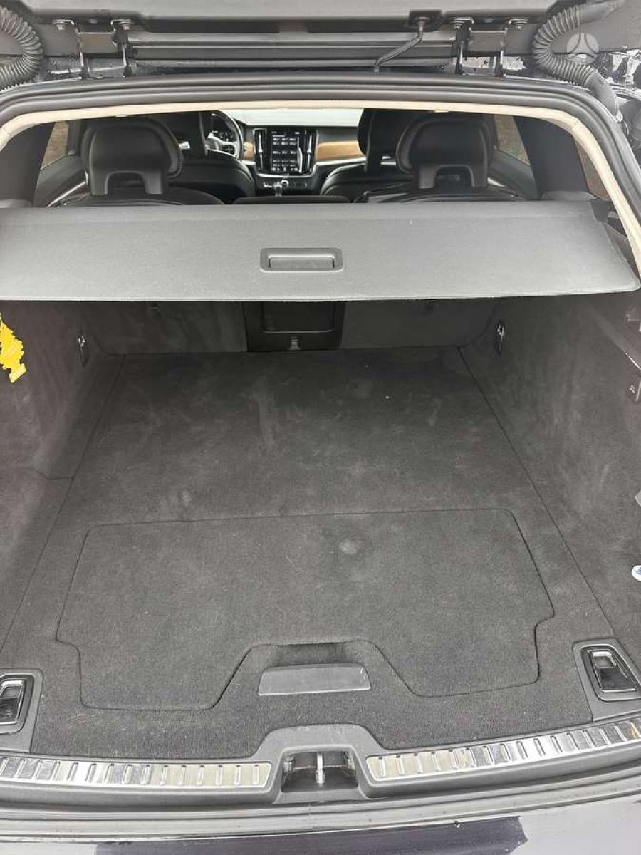 Black Volvo V90 2016 in Vilnius, with an engine capacity of 1.97 L and mileage of 379 thousand km for 10450 €, photo 18 on AUTOMOTO.COM.LV