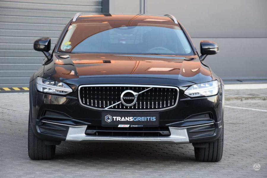 Black Volvo V90 2017 in Vilnius, with an engine capacity of 1.97 L and mileage of 275 thousand km for 17700 €, photo 2 on AUTOMOTO.COM.LV