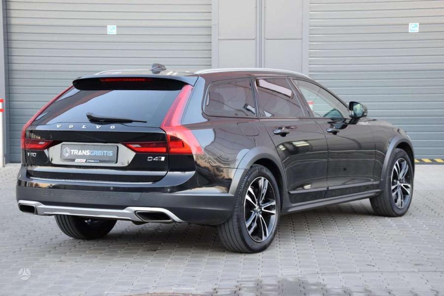 Black Volvo V90 2017 in Vilnius, with an engine capacity of 1.97 L and mileage of 275 thousand km for 17700 €, photo 10 on AUTOMOTO.COM.LV